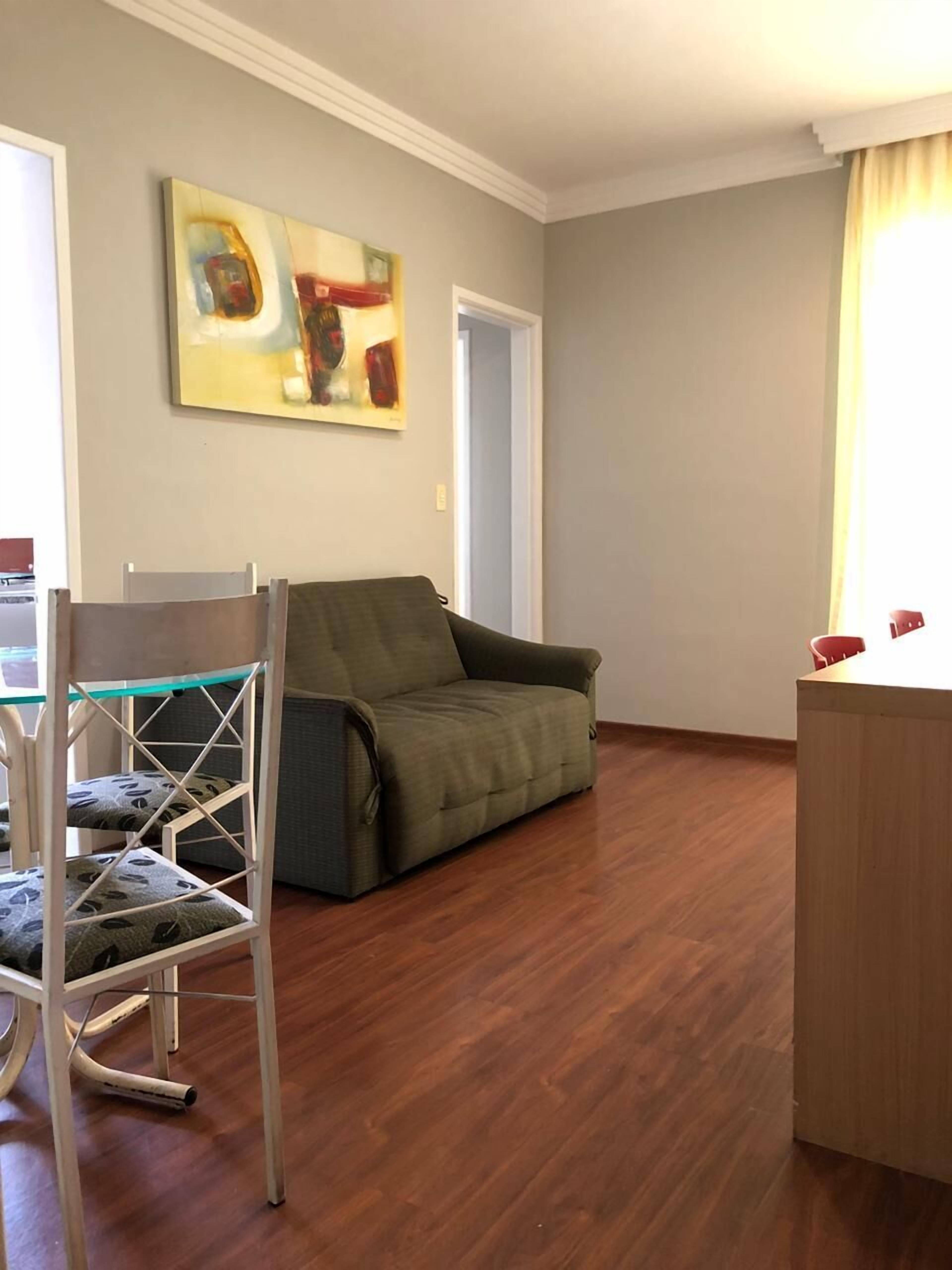 Frigobar, cofres nos quartos, escrivaninha, quartos à prova de som