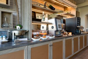 Café da manhã com buffet todos os dias (EUR 15 por pessoa) 