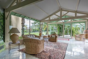 Área de estar no saguão