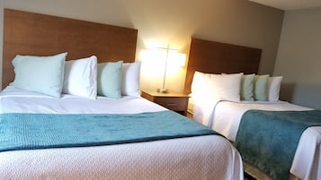 Quarto standard, 2 camas Queen, para não fumantes | Escrivaninha, cortinas blackout, ferros/tábuas de passar roupa