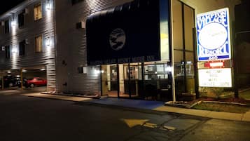 Fachada do alojamento (tarde/noite)