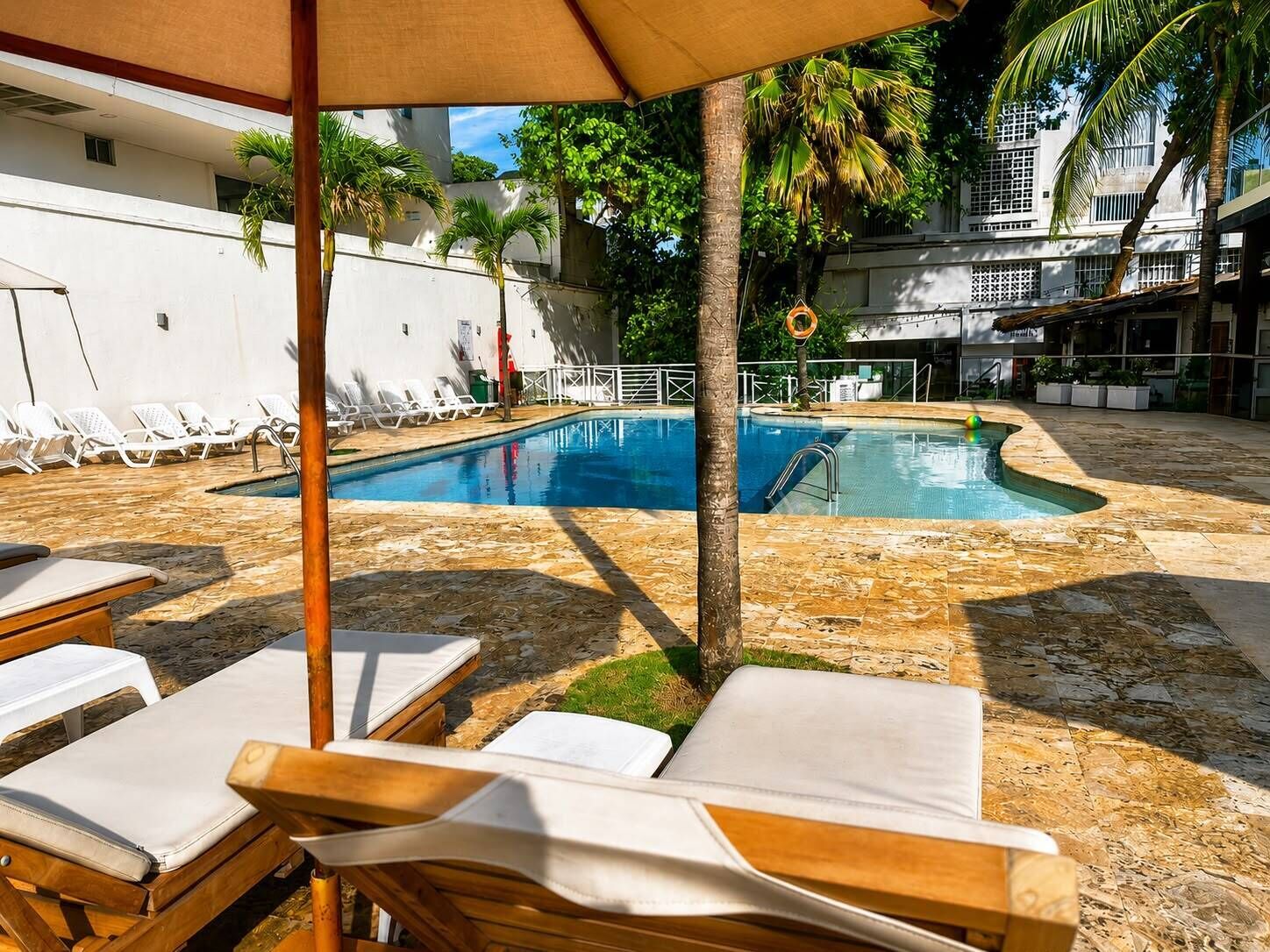 Piscina exterior, da(s) 9:00 à(s) 18:30, espreguiçadeiras 