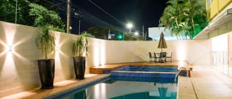 Piscina exterior, espreguiçadeiras