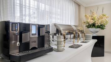 Café da manhã completo grátis todos os dias