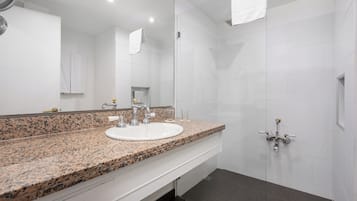 Quarto Júnior, 1 cama queen-size | Casa de banho | Um polibã, artigos de higiene pessoal grátis, um secador de cabelo