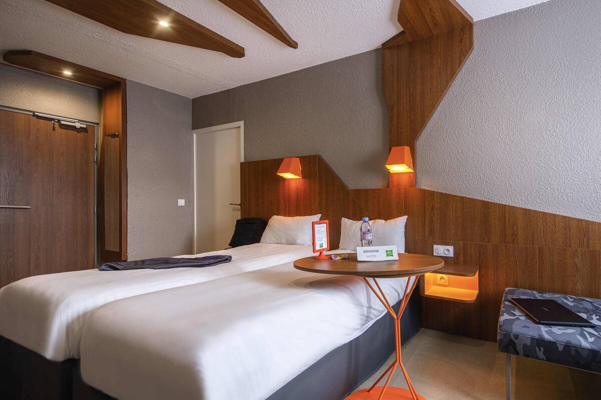 Quarto Standard, 2 camas individuais | Cofre no quarto, secretária, quartos insonorizados, Wi-fi grátis