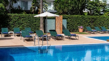 Piscina externa, guarda-sóis, espreguiçadeiras