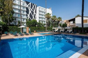 Piscina externa, guarda-sóis, espreguiçadeiras