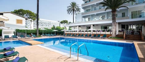 Piscina externa, guarda-sóis, espreguiçadeiras