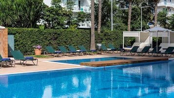 Piscina exterior, guarda-sóis, espreguiçadeiras
