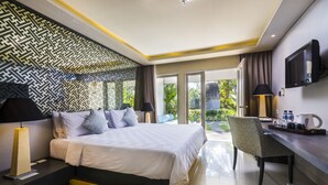 Quarto de hotel moderno com uma cama grande, uma mesa de trabalho e uma televisão.