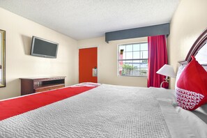 Quarto, 1 cama King | Escrivaninha, roupa de cama