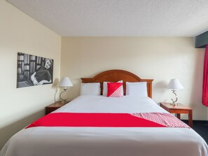 Quarto, 1 cama King | Escrivaninha, roupa de cama