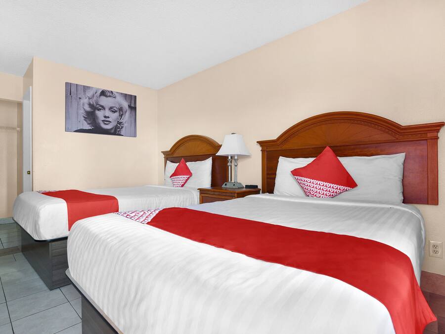 Quarto, 2 camas de casal | Escrivaninha, roupa de cama