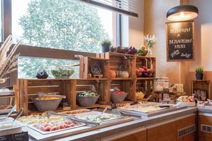 Café da manhã com buffet grátis todos os dias