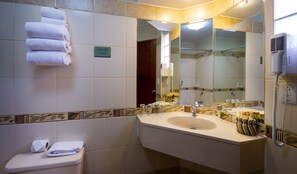 Um polibã, um chuveiro fixo, um secador de cabelo, toalhas fornecidas 