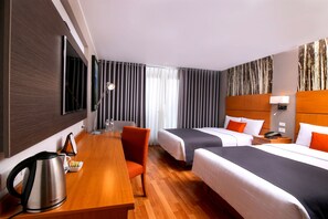 Quarto Twin Superior, casa de banho privativa | Minibar, cortinas/cortinados opacos, Wi-fi grátis 