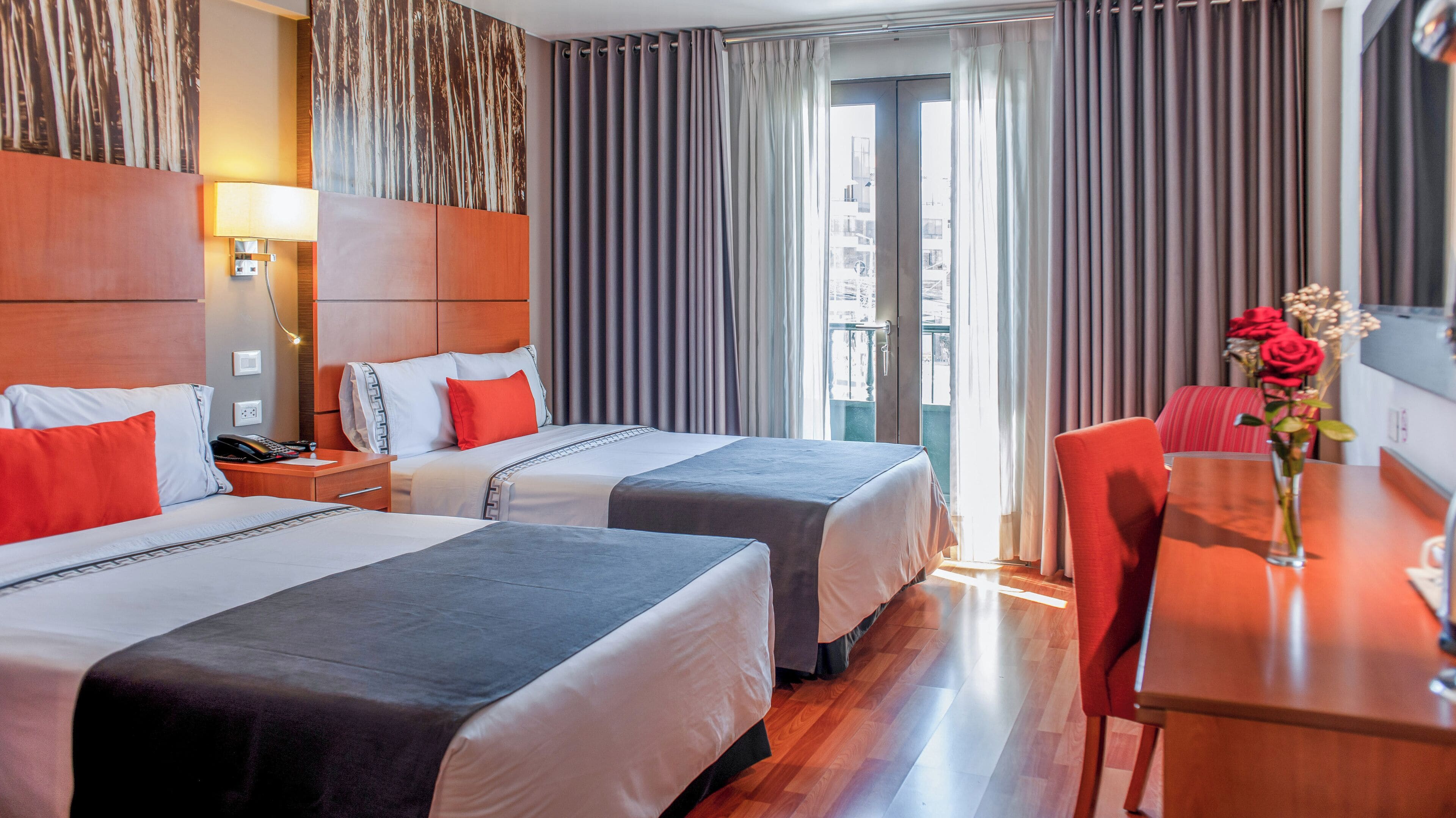 Minibar, cortinas/cortinados opacos, Wi-fi grátis 