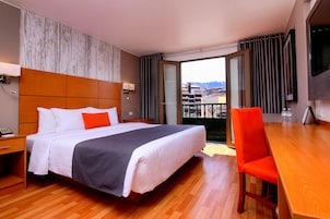 Quarto Superior, 1 cama king-size, casa de banho privativa | Minibar, cortinas/cortinados opacos, Wi-fi grátis