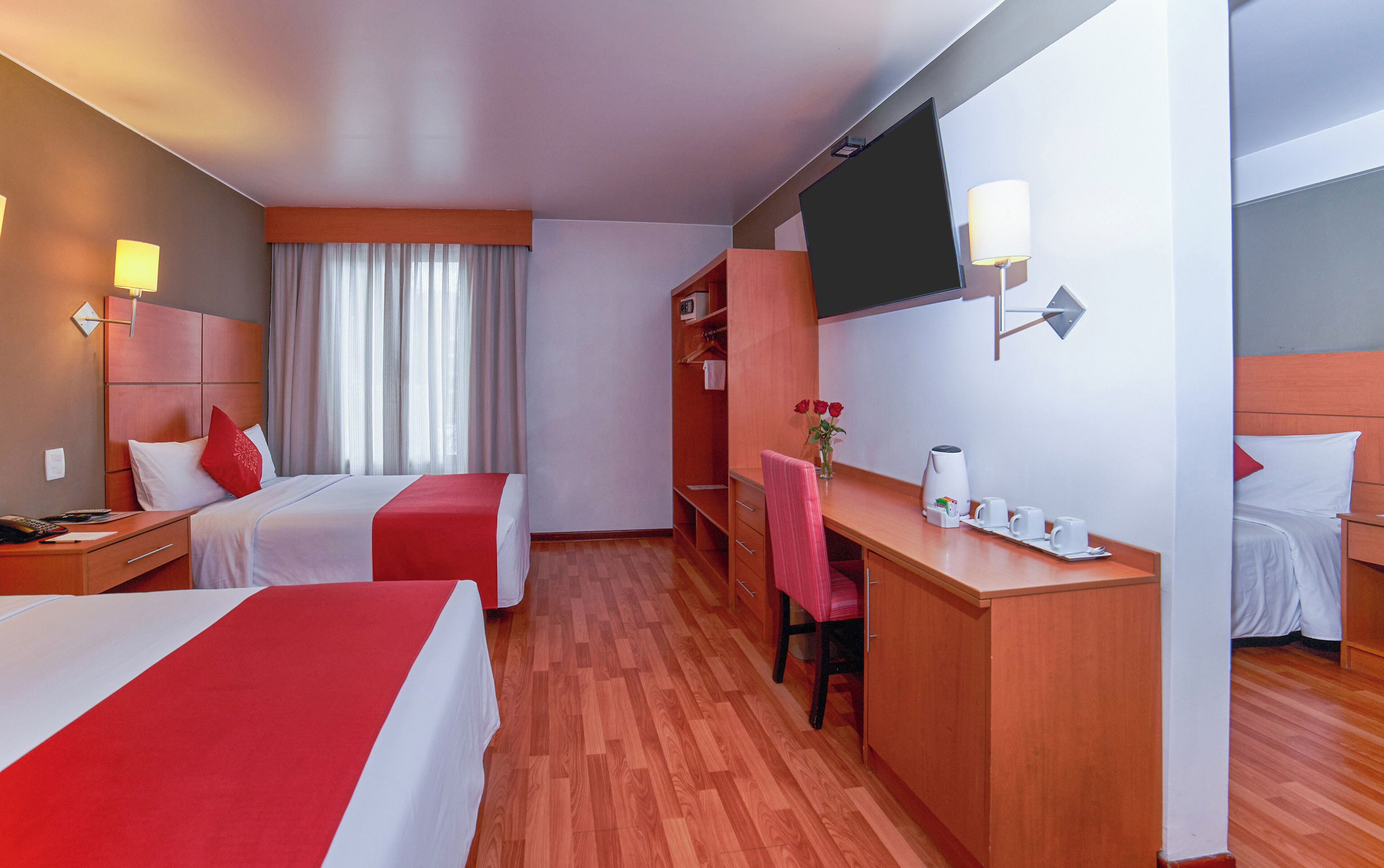 Minibar, cortinas/cortinados opacos, Wi-fi grátis 