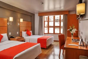 Quarto Twin Standard, casa de banho privativa | Minibar, cortinas/cortinados opacos, Wi-fi grátis 