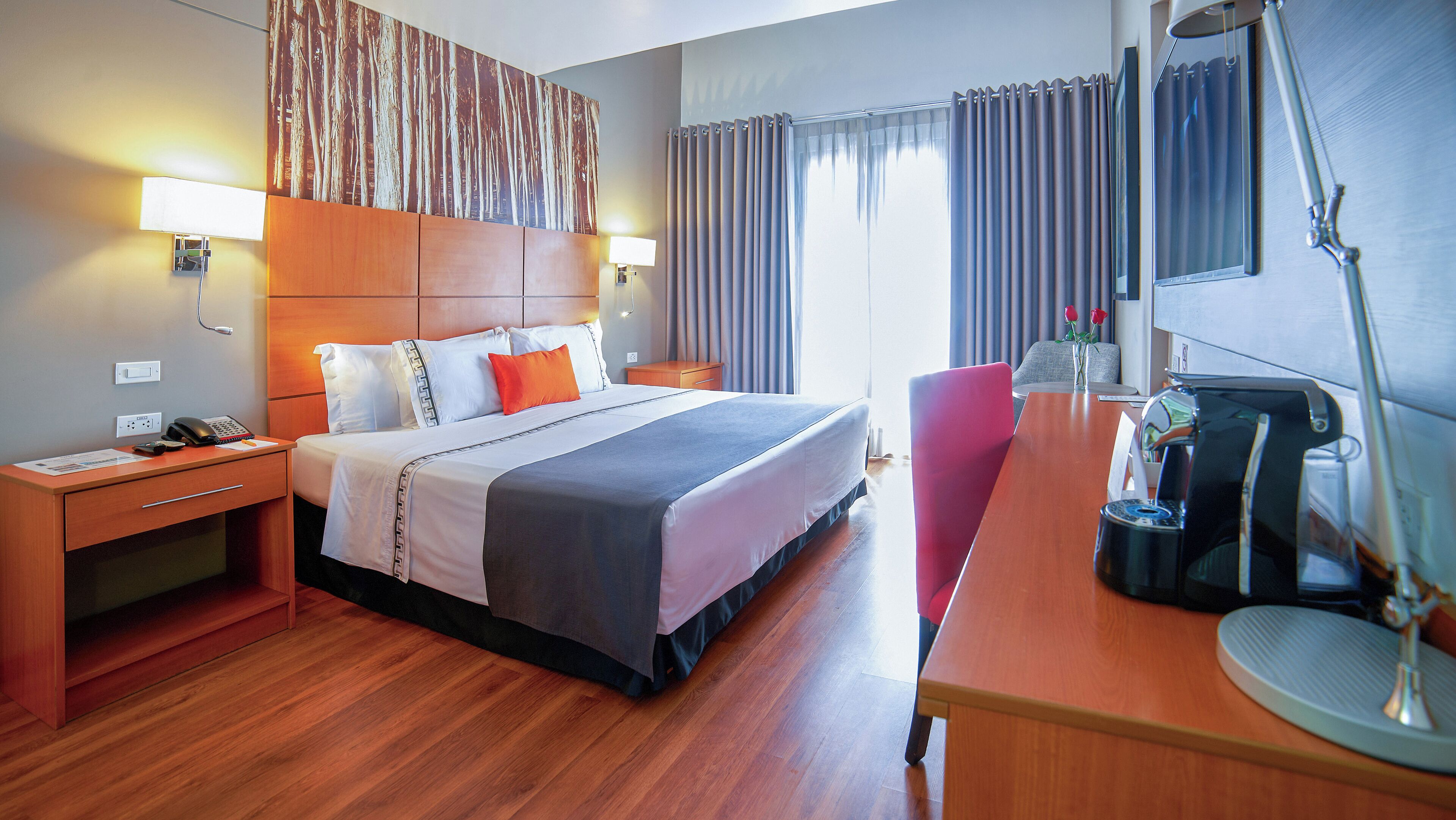 Quarto Superior, 1 cama king-size, varanda | Minibar, cortinas/cortinados opacos, Wi-fi grátis 