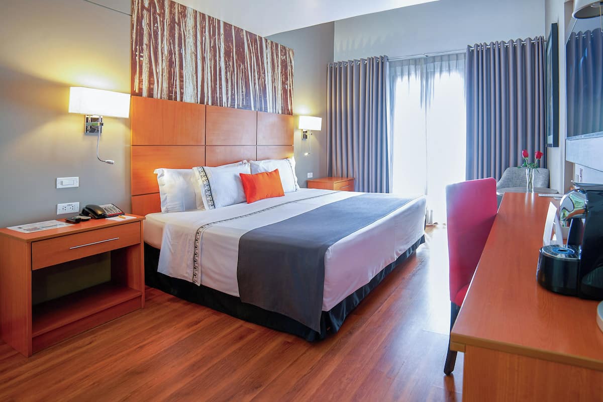 Quarto Superior, 1 cama king-size, varanda | Minibar, cortinas/cortinados opacos, Wi-fi grátis 