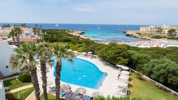 2 piscinas exteriores, guarda-sóis, espreguiçadeiras