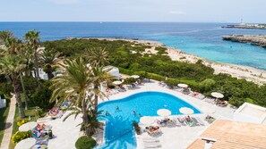 2 piscinas externas, guarda-sóis, espreguiçadeiras