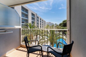 Quarto duplo, sacada, vista para a piscina | Terraço/pátio
