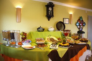 Pequeno-almoço tipo buffet diário mediante uma taxa 