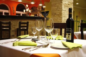 Pequenos-almoços e jantares servidos, incluindo cozinha portuguesa 