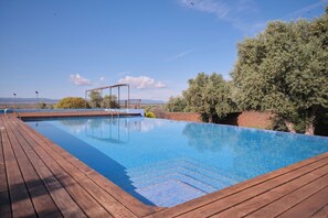 Piscina exterior sazonal, guarda-sóis, espreguiçadeiras 