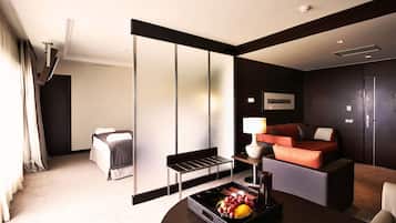 Suite Deluxe with Jacuzzi | 1 quarto, roupa de alta qualidade, camas de colchão viscoelástico