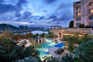 2 piscinas externas, guarda-sóis, espreguiçadeiras