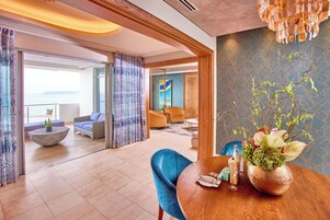 Roupas de cama antialérgicas, cofres nos quartos, escrivaninha