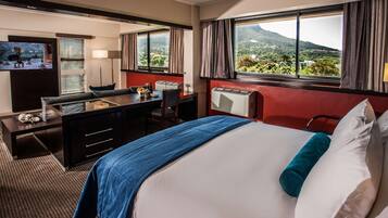 Suite | Roupa de alta qualidade, cofre com capacidade para portátil, secretária