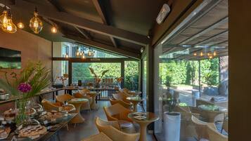 Café da manhã com buffet todos os dias mediante uma taxa