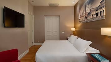 Classic | Minibar, cofre no quarto, cortinas/cortinados opacos