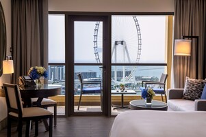 Quarto, 2 camas de solteiro, sacada (Sea Front View Lounge Access) | Edredons de pluma, camas com colchões pillow-top, frigobar