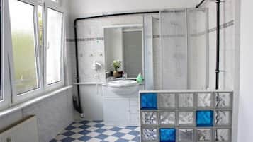 Quarto casal superior | Banheiro | Chuveiro, secador de cabelo, toalhas de banho