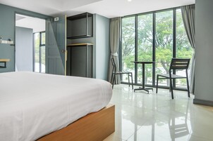 Quarto luxo, 1 cama King, vista para o lago | Roupas de cama premium, camas Select Comfort, frigobar