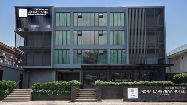 Um edifício moderno de hotel com uma placa indicando 