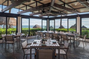 8 restaurantes, cozinha local e internacional 