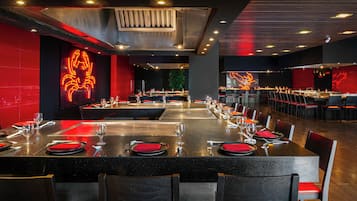 8 restaurantes, cozinha local e internacional