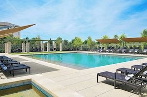 Piscina exterior, da(s) 7:00 à(s) 20:00, guarda-sóis, espreguiçadeiras