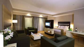 Roupas de cama premium, cofres nos quartos, cortinas blackout