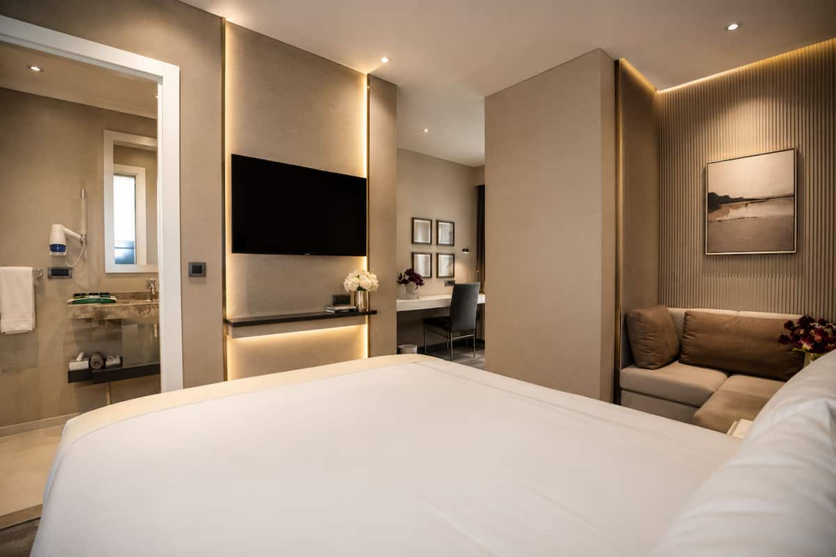 Room, 1 Queen Bed, Non Smoking | Roupa de alta qualidade, cofre no quarto, cortinas/cortinados opacos 