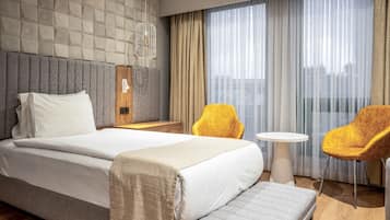 King Room | Roupas de cama premium, cofres nos quartos, cortinas blackout