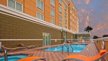 Piscina externa, funciona das 8h às 22h, espreguiçadeiras